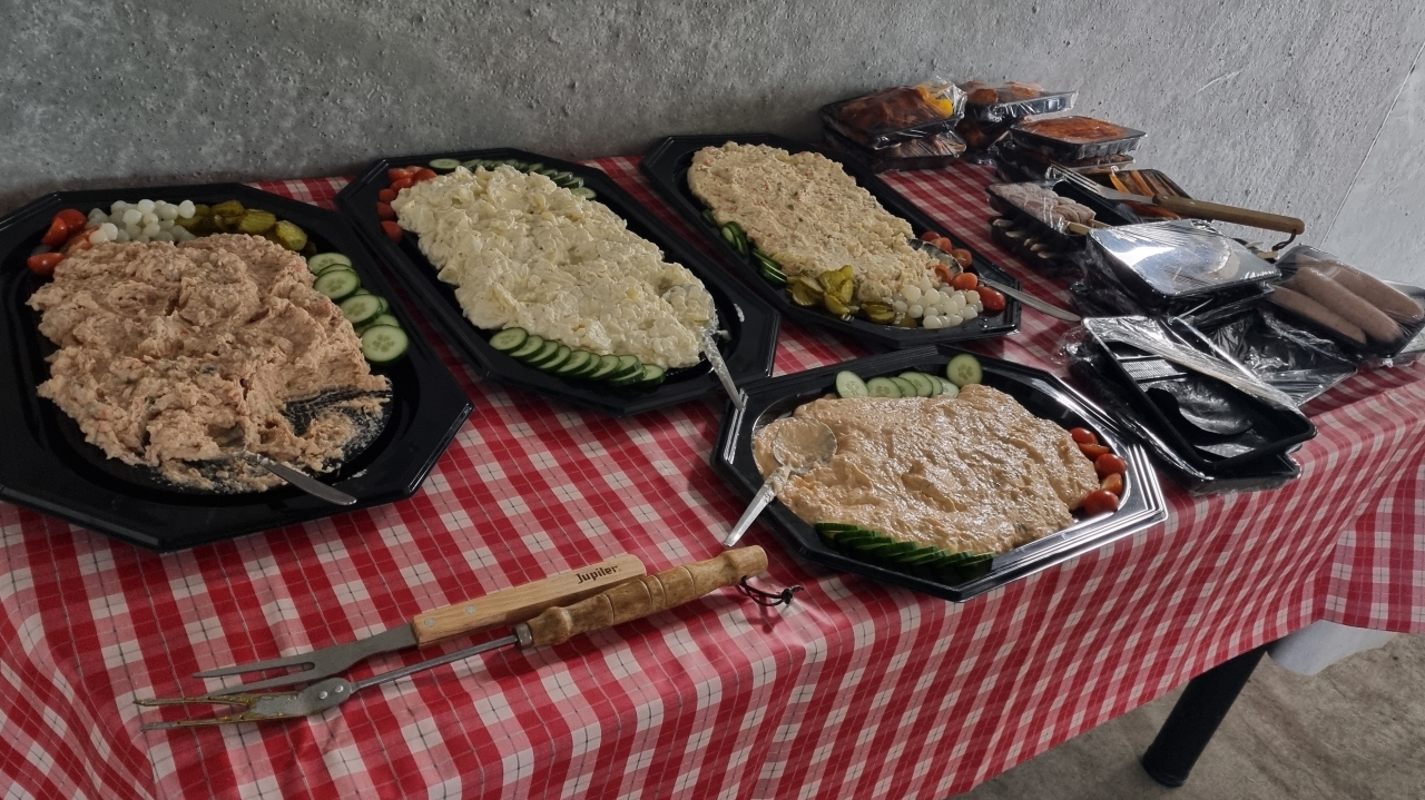 Noordeinde sluit Versierde Wagens 2025 af met BBQ | Zeijen.nu